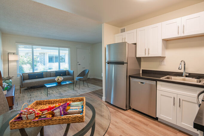 Phoenix Manor Photo Gallery | Phoenix, AZ Apartment Pictures